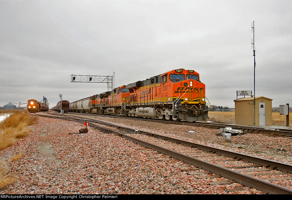 BNSF 7207 Leads G-BREETT5-16A